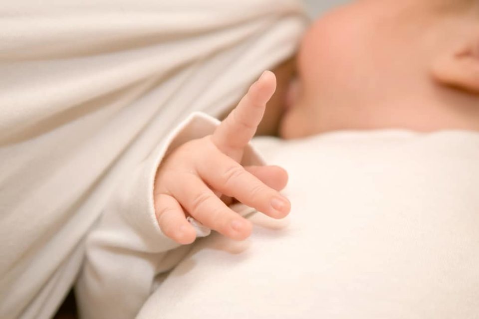 Newborn Cluster Feeding Tips and Cluster Feeding Timeline ...