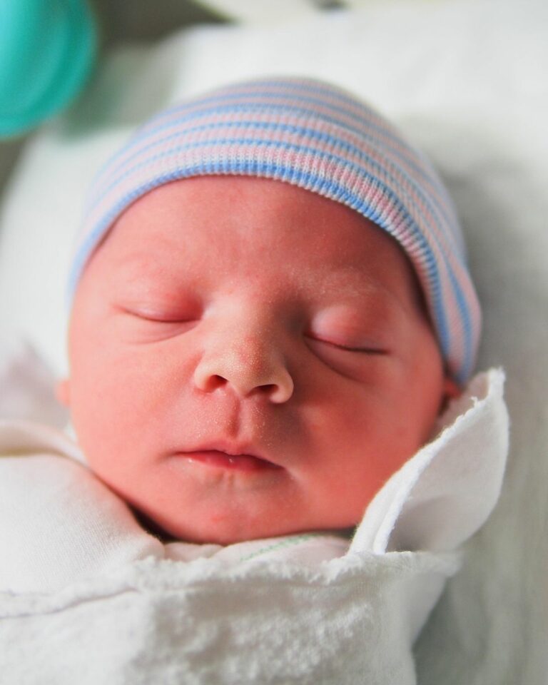 Newborn Cluster Feeding Tips and Cluster Feeding Timeline ...